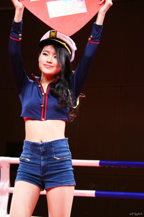 【ラウンドガール】中学2年生のラウンドガール登場 - eFight【イーファイト】格闘技情報を毎日配信！