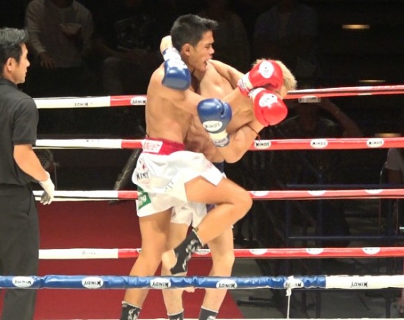 【ムエタイSF】ピンサヤームがTKO圧勝 - eFight【イーファイト】格闘技情報を毎日配信！