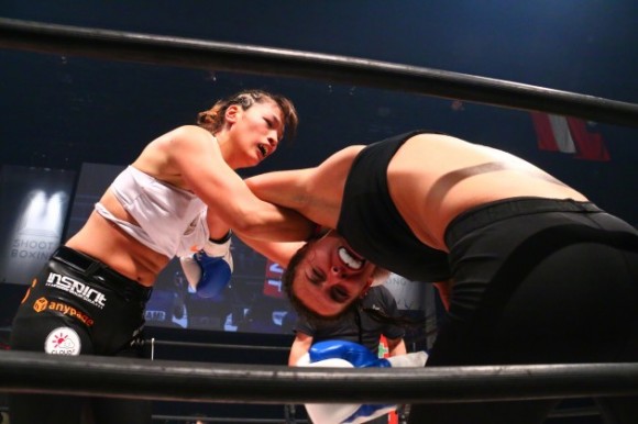 【シュートボクシング】RENAが圧倒TKO勝ち、MIOはトーナメント制覇 - eFight【イーファイト】格闘技情報を毎日配信！