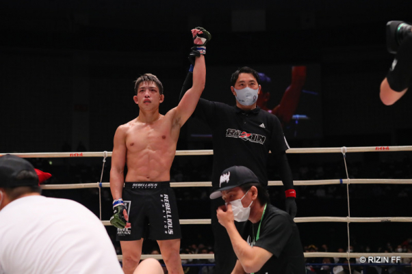 【RIZIN】堀江圭功が鮮烈のKO勝利、ZST王者・関鉄矢をカーフから右ストレートで沈める（動画あり） - eFight【イーファイト】格闘技情報を毎日配信！