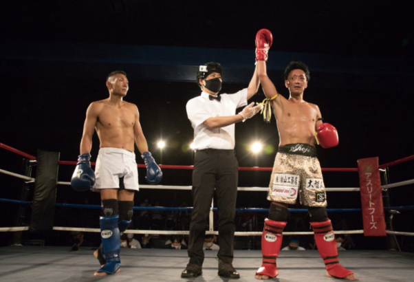 【キック】フランス人教師が初勝利、セコンド「膝蹴りだ！」通訳「ヒザゲーリー」で連打炸裂＝『NICE MIDDLE』 - eFight【イーファイト】格闘技情報を毎日配信！