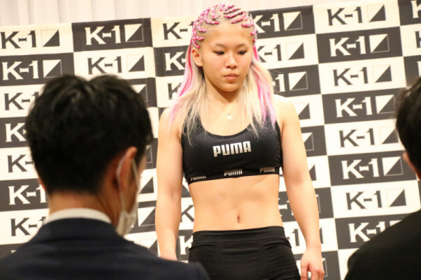 【K-1】KANAが美ボディ仕上げでマッスルポーズ、RANが契約体重650gオーバーも再計量でパス - eFight【イーファイト】格闘技情報を毎日配信！