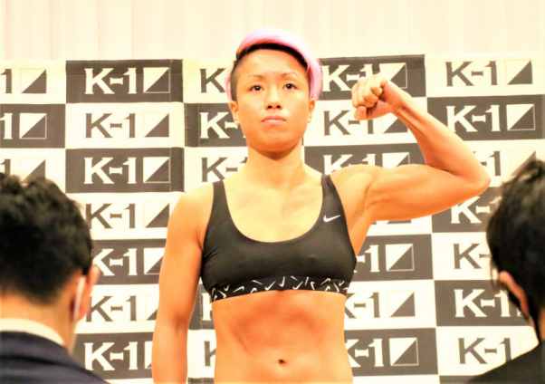 【K-1】KANAが美ボディ仕上げでマッスルポーズ、RANが契約体重650gオーバーも再計量でパス - eFight【イーファイト】格闘技情報を毎日配信！