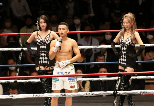 ボクシング世界戦で注目の黒衣装”セクシー”ラウンドガールはバイク女子と書道師範 - eFight【イーファイト】格闘技情報を毎日配信！