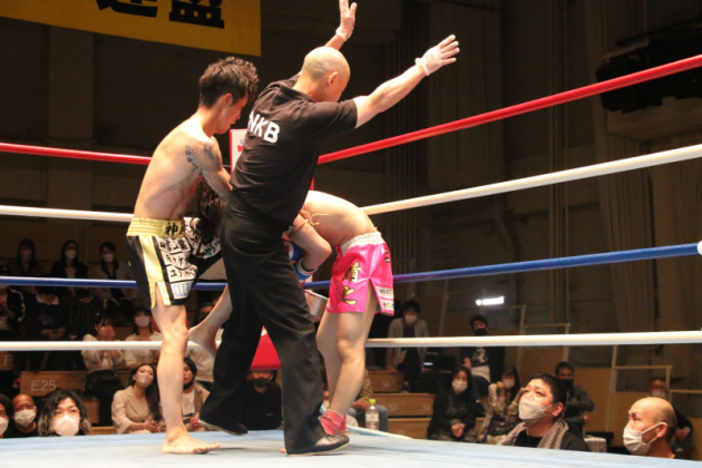 【NKB】ダウン6回の激闘は海老原竜二が谷津晴之から逆転TKO勝ち！ 津崎善郎は田村聖を判定で下す - eFight【イーファイト】格闘技情報を毎日配信！