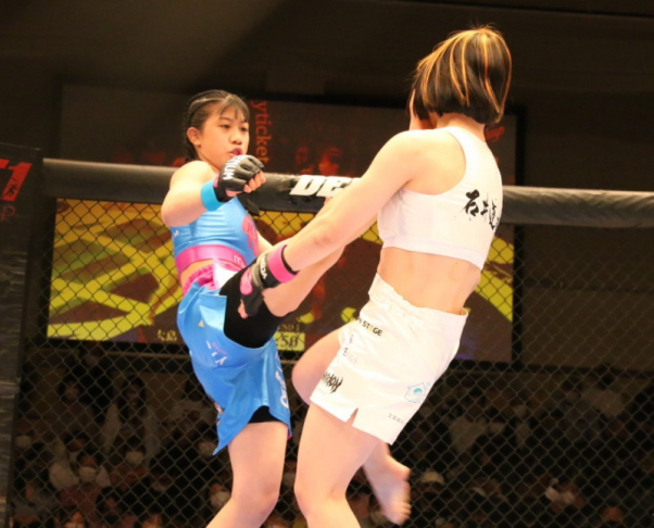 【DEEP JEWELS】大島沙緒里、JK・須田萌里に”電光石火”アームロックで一本勝ち！王座防衛に成功 - eFight【イーファイト】格闘技情報を毎日配信！