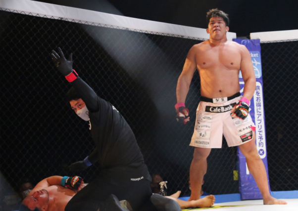 【DEEP】赤沢幸典が鉄槌連打でTKO勝ち、”挑発”のアンディコングを豪快に沈める - eFight【イーファイト】格闘技情報を毎日配信！