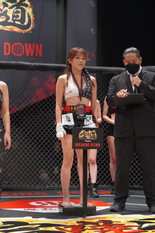 【Breaking Down】初の女子戦へ、”椅子蹴り”ラウンドガール、セクシー女優、女芸人ら計量パス - eFight【イーファイト】格闘技情報を毎日配信！
