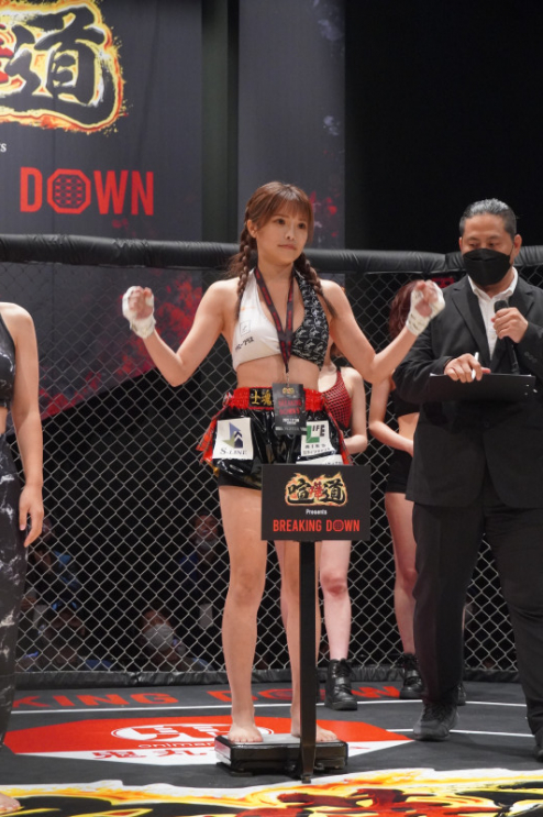 【Breaking Down】初の女子戦へ、”椅子蹴り”ラウンドガール、セクシー女優、女芸人ら計量パス - eFight【イーファイト】格闘技情報を毎日配信！