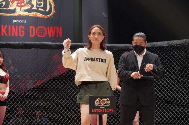 【Breaking Down】初の女子戦へ、”椅子蹴り”ラウンドガール、セクシー女優、女芸人ら計量パス - eFight【イーファイト】格闘技情報を毎日配信！