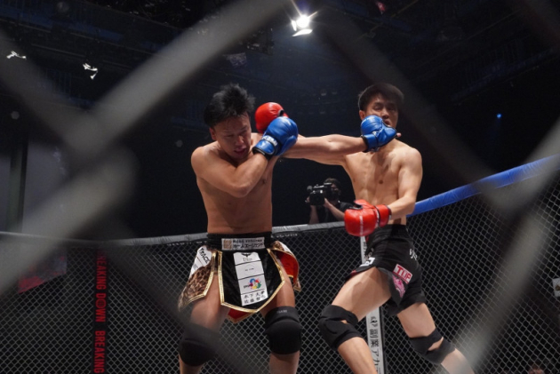 【Breaking Down】小倉將裕が判定勝利、としぞうから左フックでダウン奪う - eFight【イーファイト】格闘技情報を毎日配信！