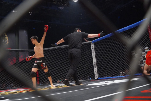 【Breaking Down】小倉將裕が判定勝利、としぞうから左フックでダウン奪う - eFight【イーファイト】格闘技情報を毎日配信！