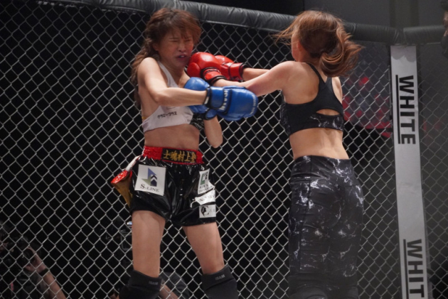 【Breaking Down】“椅子蹴り”Gカップ・ラウンドガール青山は悔しい判定負け、“謎女子”まるに力及ばず - eFight【イーファイト】格闘技情報を毎日配信！