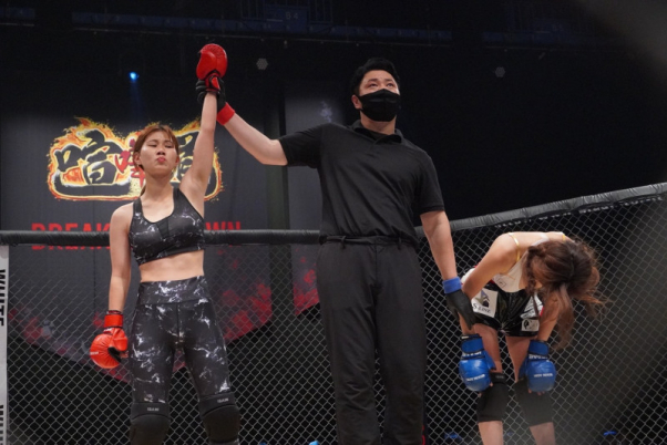 【Breaking Down】“椅子蹴り”Gカップ・ラウンドガール青山は悔しい判定負け、“謎女子”まるに力及ばず - eFight【イーファイト】格闘技情報を毎日配信！