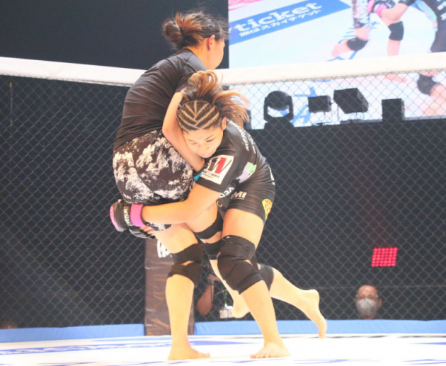 【DEEP】万智が角田光優にチョークスリーパーで一本勝ち - eFight【イーファイト】格闘技情報を毎日配信！