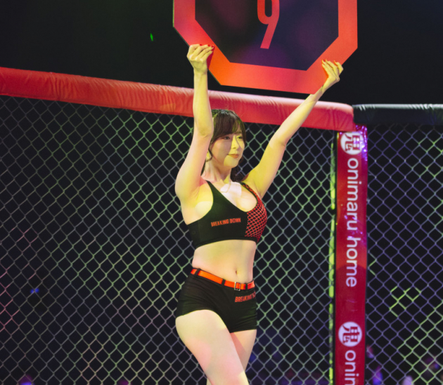 【Breaking Down】グラマーで注目のラウンドガール尾崎明日香さん「次回はもっと絞る」趣味はキックボクシング - eFight【イーファイト】格闘技情報を毎日配信！