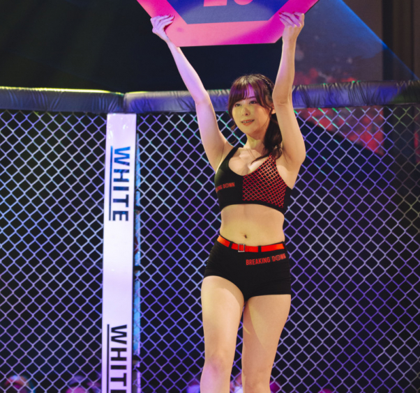 【Breaking Down】グラマーで注目のラウンドガール尾崎明日香さん「次回はもっと絞る」趣味はキックボクシング - eFight【イーファイト】格闘技情報を毎日配信！