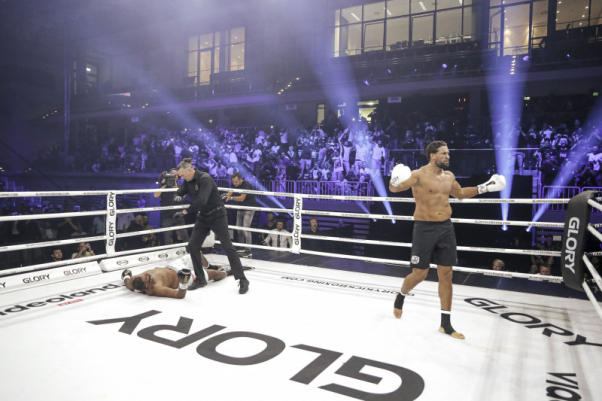 【GLORY】“2m巨人兵”ベンサディク、戦慄の失神KO勝利！怒涛ラッシュでアデグブイを撃沈 - eFight【イーファイト】格闘技情報を毎日配信！