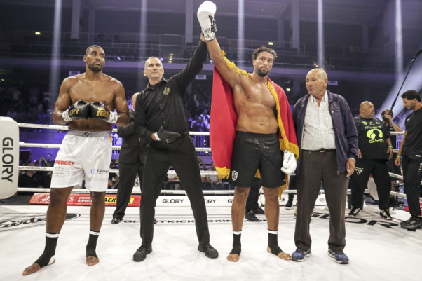 【GLORY】“2m巨人兵”ベンサディク、戦慄の失神KO勝利！怒涛ラッシュでアデグブイを撃沈 - eFight【イーファイト】格闘技情報を毎日配信！