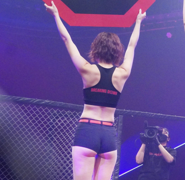 【BreakingDown】ラウンドガールの蒼乃茜が大興奮、初の2vs2戦に「現地で応援したかった！」 - eFight【イーファイト】格闘技情報を毎日配信！