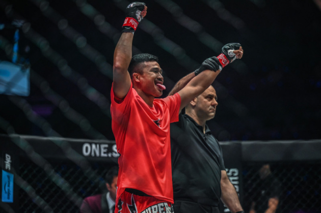 【ONE】スーパーレックが“芸術的ヒジ打ち”で95秒殺KO！強豪ゴンサルべスを沈め決勝進出 - eFight【イーファイト】格闘技情報を毎日配信！