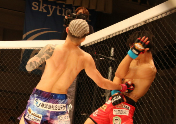 【DEEP】優勝候補・伊藤裕樹、原虎徹に善戦許すも一回戦突破（フライ級GP一回戦） - eFight【イーファイト】格闘技情報を毎日配信！