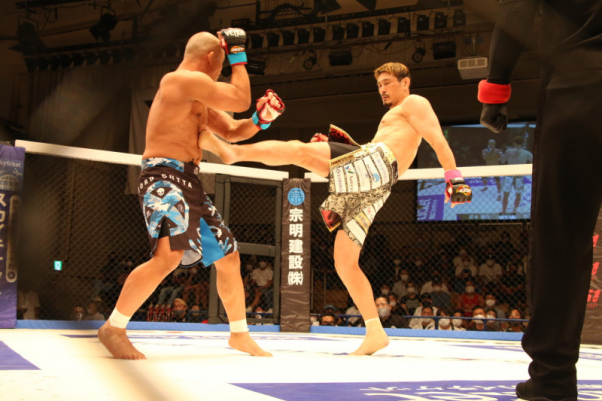 【DEEP】元パンクラス王者・鈴木槙吾がTKO勝利、4年ぶりMMA戦で元王者・住村に勝利 - eFight【イーファイト】格闘技情報を毎日配信！