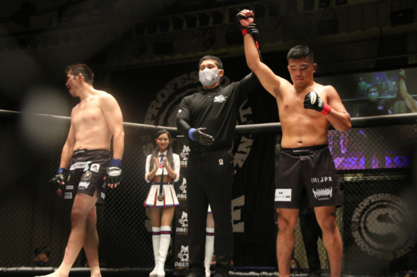 【修斗】新井丈が一撃KO勝利、猿丸ジュンジを倒し新世界王者に！西川大和は草・MAXとの打撃戦を制す - eFight【イーファイト】格闘技情報を毎日配信！