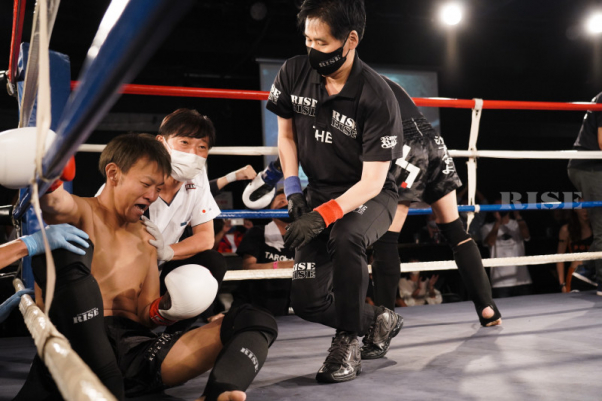 【RISE】”子だくさん”44歳社長が豪快KO勝利！元”年俸120円”Jリーガー安彦考真に宣戦布告 - eFight【イーファイト】格闘技情報を毎日配信！