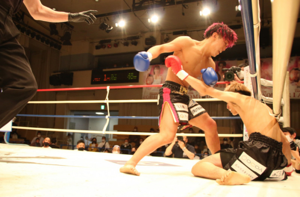 【Krush】児玉兼慎がダウンを奪い、大利賢佑との激闘制す - eFight【イーファイト】格闘技情報を毎日配信！