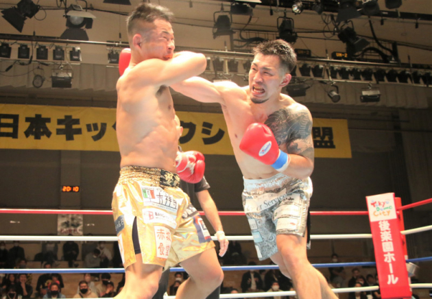 【NKB】空手出身の森井翼が三日月蹴りをズドン！ 喧嘩師・海老原竜二をTKOで下して新王者へ - eFight【イーファイト】格闘技情報を毎日配信！