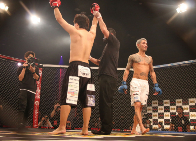【BreakingDown】“アウトサイダー対抗戦”の先鋒、山川そうきが先勝！高垣勇二からダウンを奪う - eFight【イーファイト】格闘技情報を毎日配信！