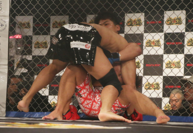 【BreakingDown】“安保ch”vs“未来ch”の代理戦争、てるがハイキックでダウンを奪い延長勝利 - eFight【イーファイト】格闘技情報を毎日配信！