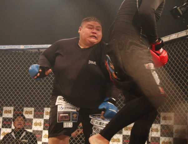 【BreakingDown】“最強ホスト”舞杞が元力士エドモンドに勝利、体重差100kgハンデを乗り越える - eFight【イーファイト】格闘技情報を毎日配信！