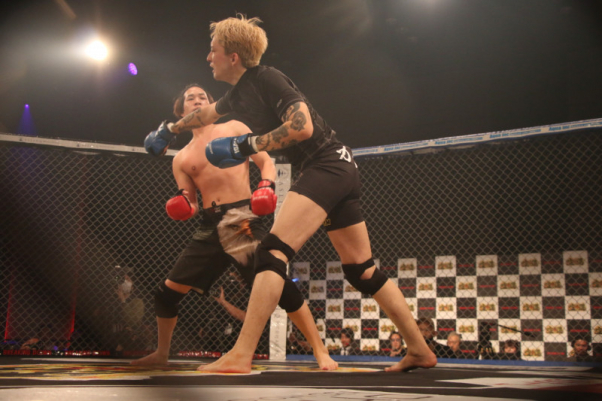 【BreakingDown】“朝倉未来チャンネル”吉田くん、“潜入系”ユーチューバーを“ボコボコ”殴り完勝 - eFight【イーファイト】格闘技情報を毎日配信！