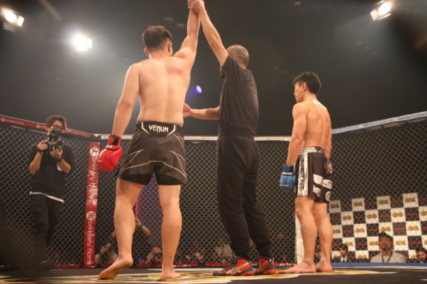 ”Mr.BreakingDown”川島悠汰がアウトサイダー・秀虎に勝利、ダウン応酬の激闘の果て - eFight【イーファイト】格闘技情報を毎日配信！