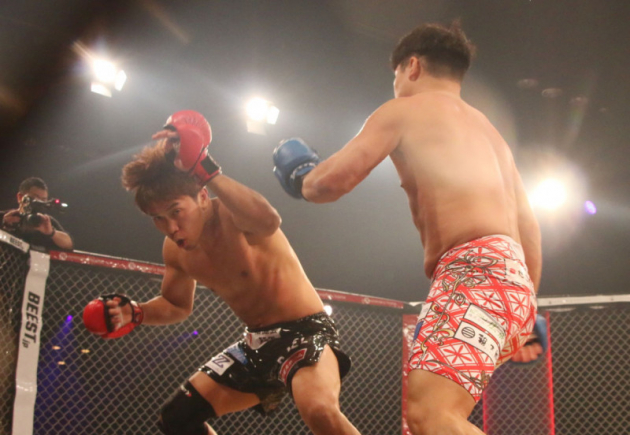 【BreakingDown】“安保ch”vs“未来ch”の代理戦争、てるがハイキックでダウンを奪い延長勝利 - eFight【イーファイト】格闘技情報を毎日配信！