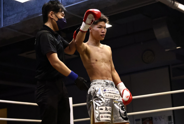 【Stand up】柊真、金塚聖矢に圧倒TKO勝ちで新人王に輝く - eFight【イーファイト】格闘技情報を毎日配信！