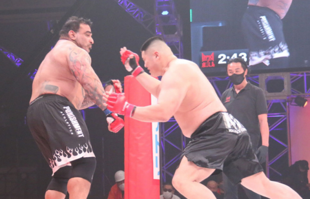 【INOKI BOM-BA-YE×巌流島】元力士の貴賢神、ジミー・アンブリッツを3度押し出し、一本勝ち - eFight【イーファイト】格闘技情報を毎日配信！