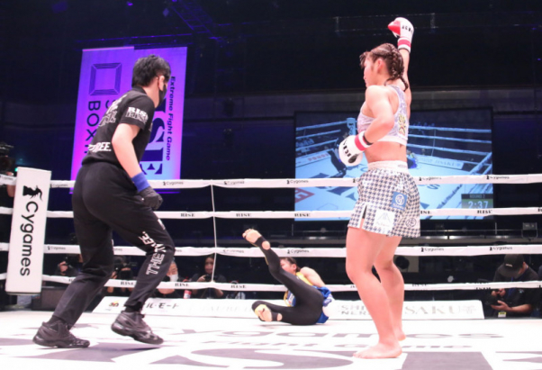 【RISE＆SB】女王対決はRISE・宮﨑小雪に軍配、左ストレートでMISAKIの前進を封じる - eFight【イーファイト】格闘技情報を毎日配信！