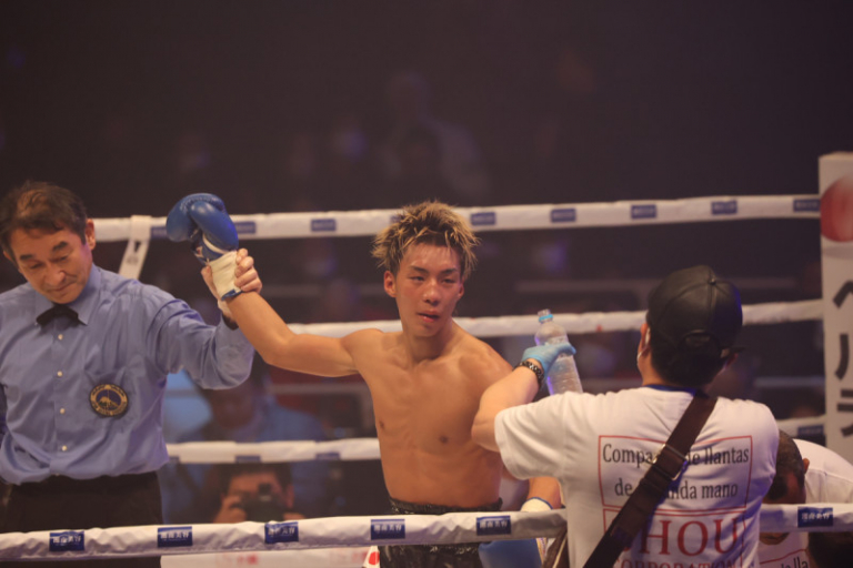 【ボクシング】花田歩夢がアサエル・ビリャルにTKO勝利 - eFight【イーファイト】格闘技情報を毎日配信！
