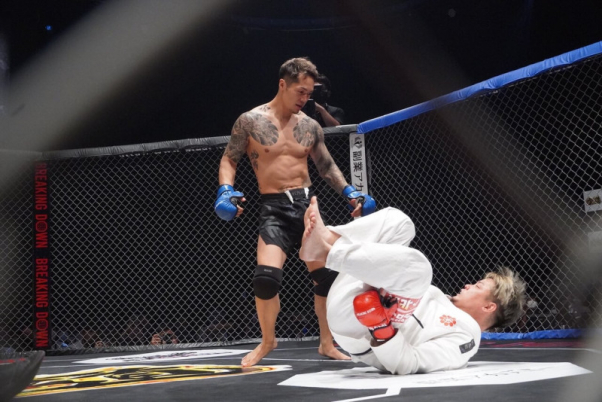 【BreakingDown】“18秒殺KO”の元ボクサー飯田将成「どちらかが倒れる」激しいKO決着を予告、“Mr.ブレイキングダウン ”川島と対戦 - eFight【イーファイト】格闘技情報を ...