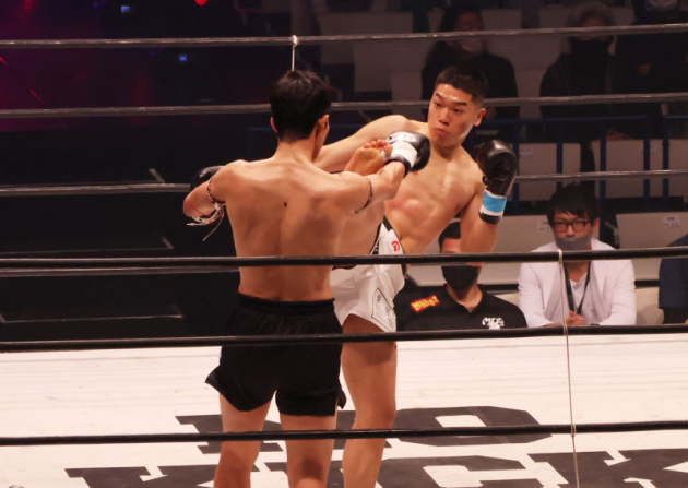 【NO KICK NO LIFE】歴戦の小原俊之がヒジの嵐で、新鋭・髙木覚清を制する - eFight【イーファイト】格闘技情報を毎日配信！