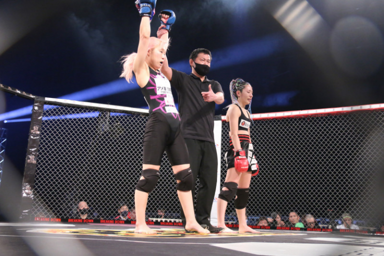 【BreakingDown】“ヤンキー嫌いYouTuber”ゆっちゃん、エイリアンニキの姉をダウン奪い撃破 - eFight【イーファイト】格闘技情報を毎日配信！