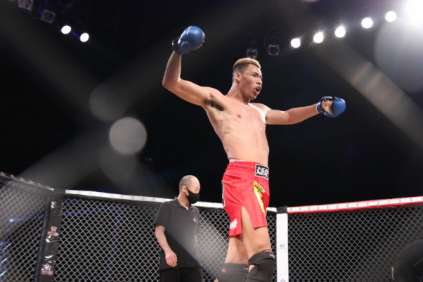 【BreakingDown】“2m越えハーフモンスター”エドポロキング、舞杞維沙耶との延長激戦制す！ - eFight【イーファイト】格闘技情報を毎日配信！