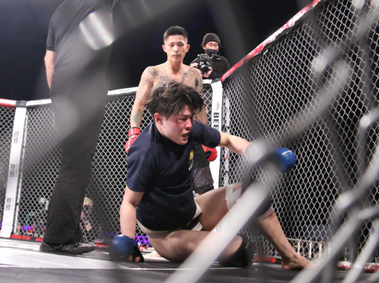 【BreakingDown】“母親を通報した”キックボクサー外枦保尋斗、圧巻のKO勝利！“東大エリート”有井を担架送りに - eFight【イーファイト】格闘技情報を毎日配信！