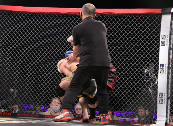 【BreakingDown】こめおが悶絶KO負けで担架送りに！拳骨折のYUSHIがヒザで一撃 - eFight【イーファイト】格闘技情報を毎日配信！