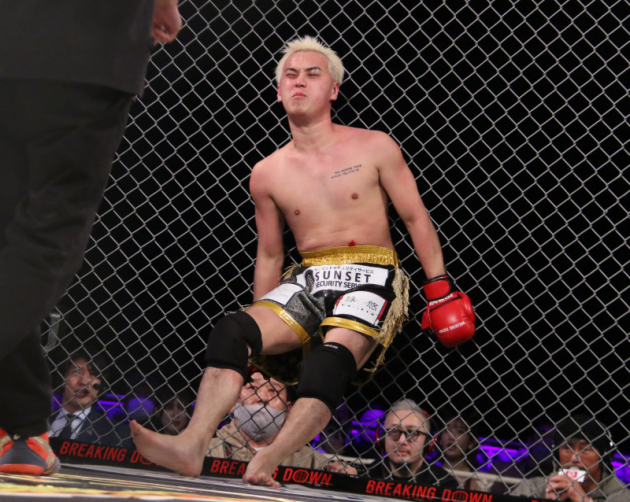 【BreakingDown】こめおが悶絶KO負けで担架送りに！拳骨折のYUSHIがヒザで一撃 - eFight【イーファイト】格闘技情報を毎日配信！