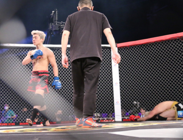 【BreakingDown】こめおが悶絶KO負けで担架送りに！拳骨折のYUSHIがヒザで一撃 - eFight【イーファイト】格闘技情報を毎日配信！