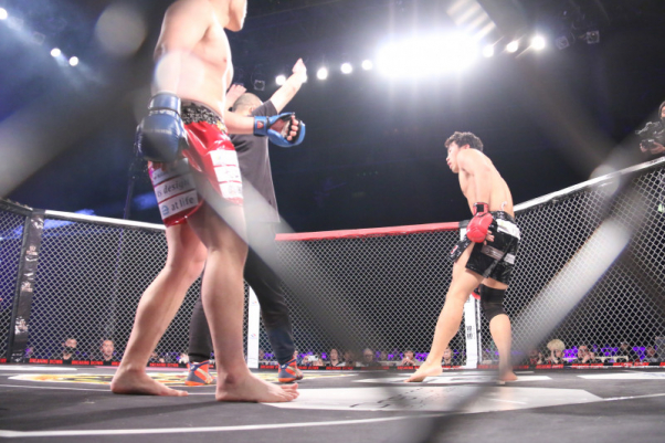 【BreakingDown】“ミスターブレイキングダウン”川島悠汰、代打の佐々木大を剛腕フックでTKO撃破！ - eFight【イーファイト】格闘技情報を毎日配信！